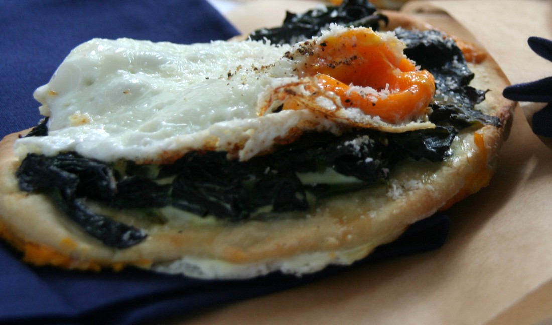 Spinat-Spiegelei-Pizza - Foodblog - Kochgehilfin