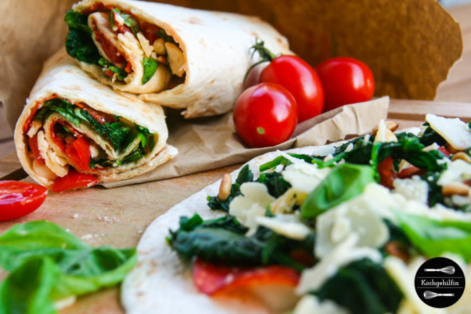 Italian Wrap mit scharfer Salami und Pinienkernen